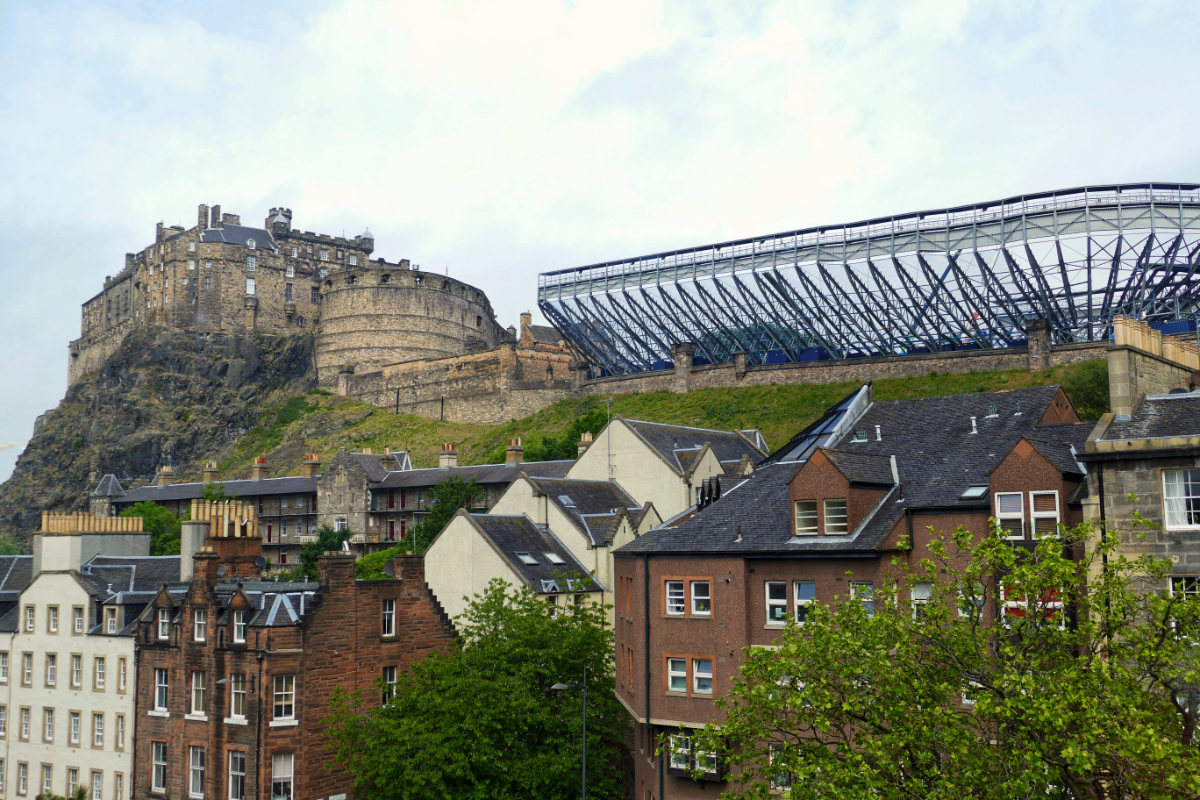What are some fun facts about Edinburgh Castle?